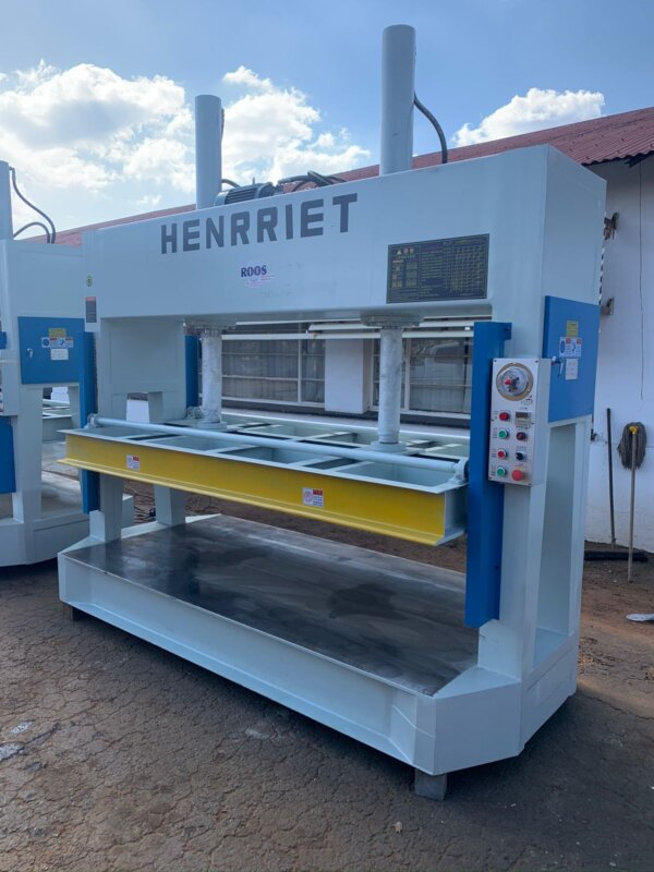 Automatic Hydraulic door press - RoosWoodMac